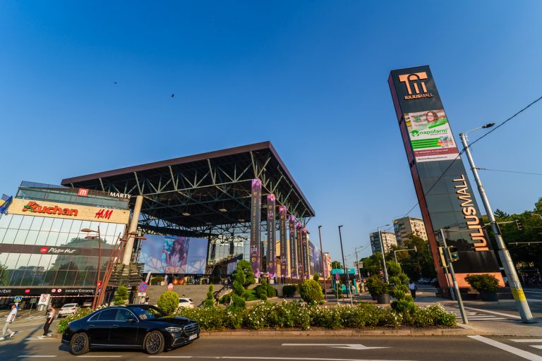 Un brand de îmbrăcăminte, încălțăminte și accesorii de lux deschide în ...